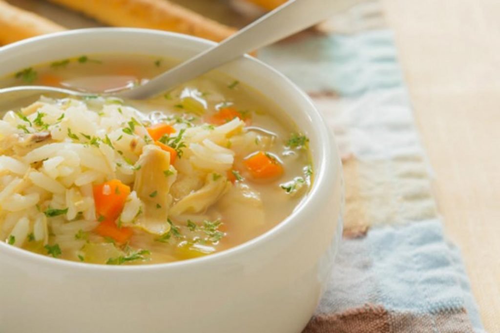 Receita: canja de frango é opção para começar semana - Kosmopolitan